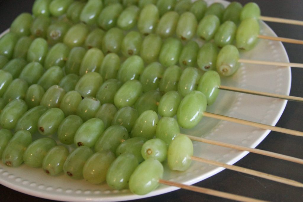 Healthy And Fun Snack For Kids – Caterpillar Grape Kabobs – A Spotted Pony