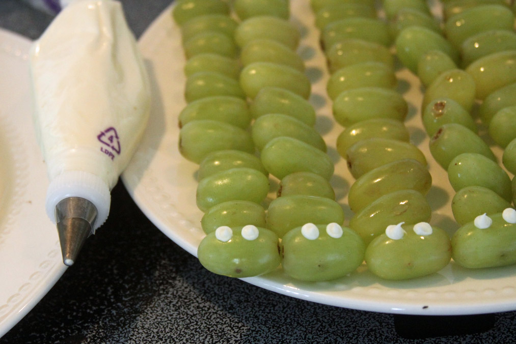 Healthy And Fun Snack For Kids – Caterpillar Grape Kabobs – A Spotted Pony